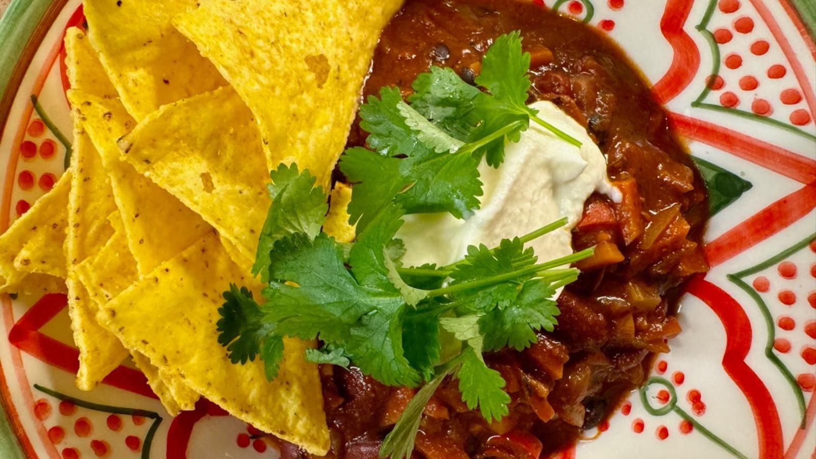 Bönchili med nachos, crème fraiche och koriander