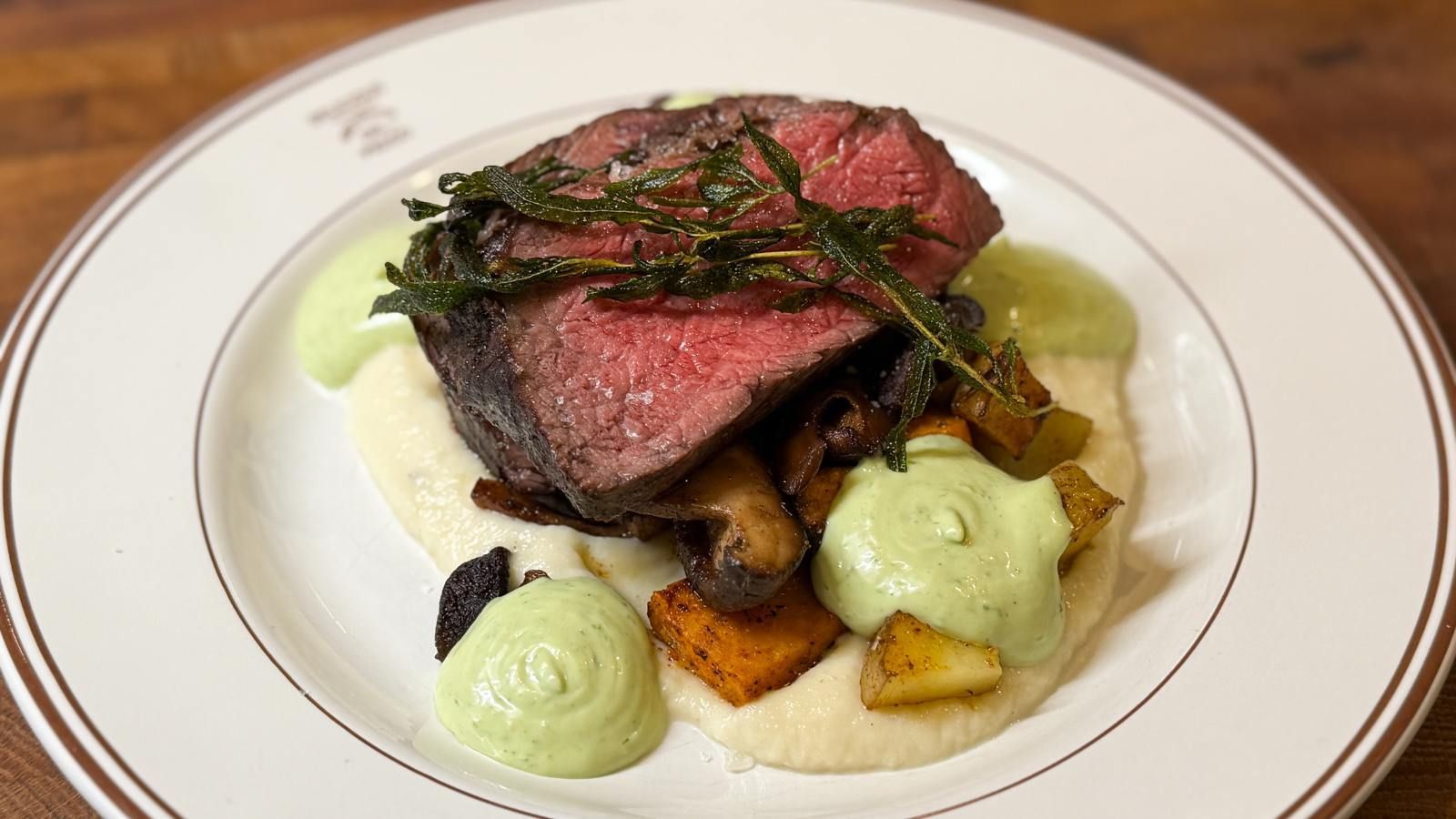 Rostas med blomkålspure och gräslöksmajonnäs