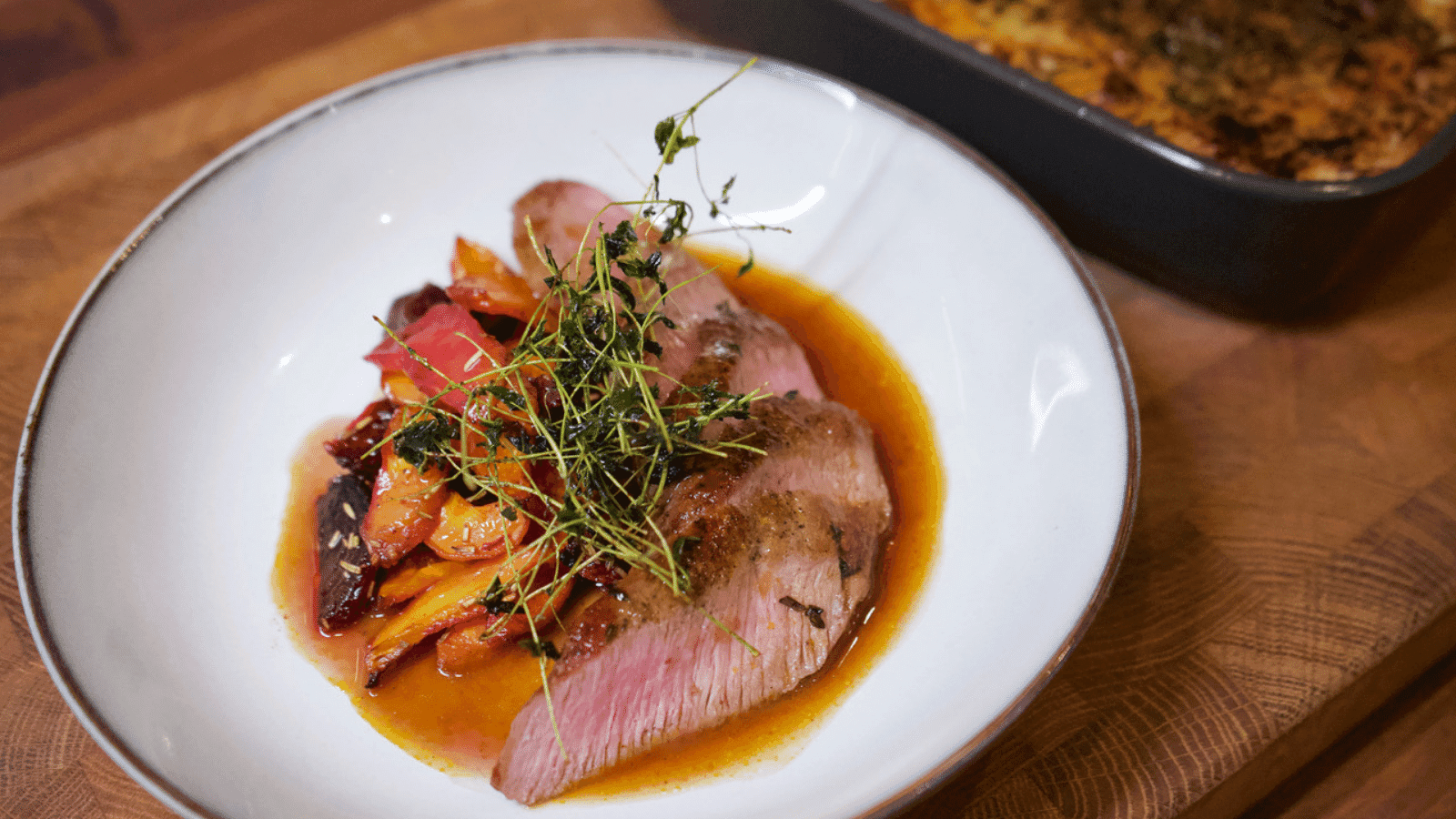 Lammytterfilé med chèvregratäng och rostade rotfrukter