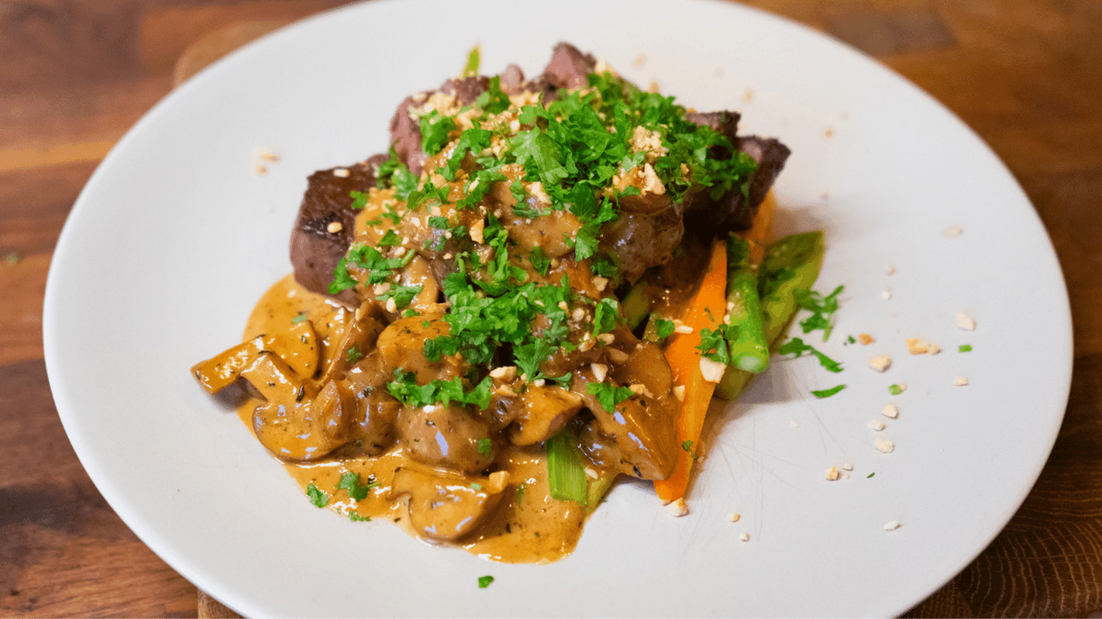 Oxfilé med smörblancherade morötter och svampsås